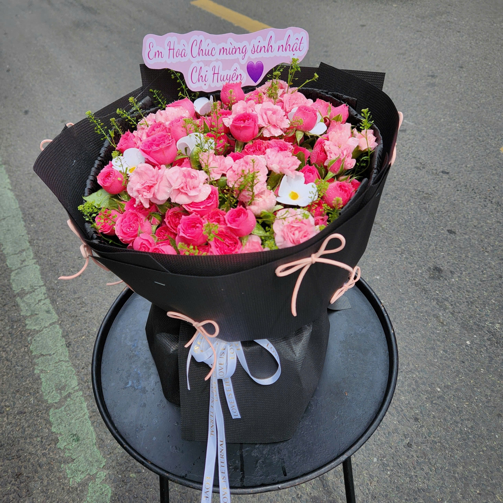 bó hoa hồng chùm sophia gói giấy đen